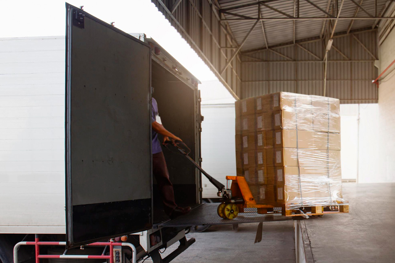 Carga y descarga: Evita riesgos laborales con estas medidas